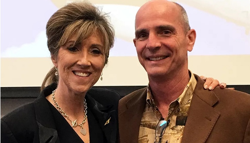 成功迫降引擎被毁客机 她原来是美国海军首批女战机飞行员-Jiemian Global